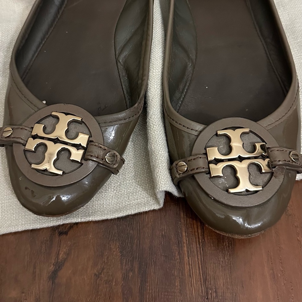 Tory Burch "Gabriel" Gold Medallion Logo Flats Glossy… - Gem